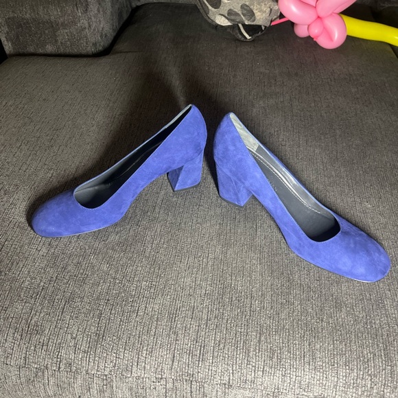 Stuart Weitzman | Shoes | Stuart Weitzman Vida Suede Blackheel Pumps ...